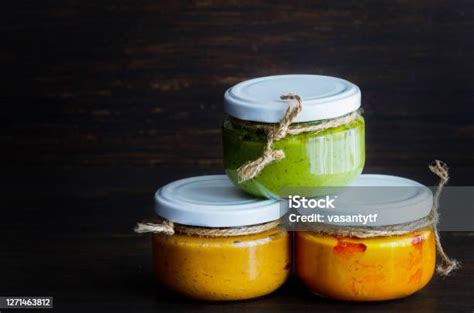 유리 항아리에 전형적인 카나리아 제도 소스의 여러 종류 모조 피폰 모조 베르데 만든 알모그로테는 재미있는 휴가 경험의 인기있는