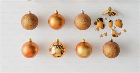 밝은 배경에 황금 크리스마스 싸구려 장식입니다 플랫 레이 휴일 개념입니다 사진 Unsplash의 크리스마스 장식 이미지