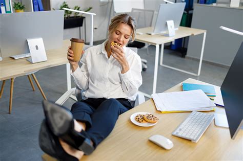 직장에서 커피 브레이크 동안 쿠키를 먹는 비즈니스 여성 경영자에 대한 스톡 사진 및 기타 이미지 경영자 공사장 감독 긍정적인 감정 표현 Istock