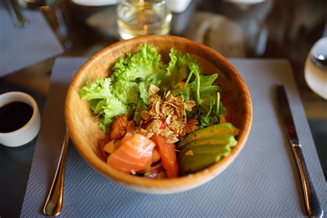 구운 연어 생선 샐러드 양상추 아보카도와 함께 그릇을 찌르고 있습니다 건강한 음식 위쪽 보기 시금치에 대한 스톡 사진 및 기타 이미지 Istock