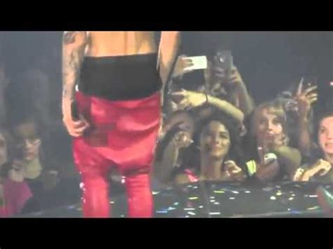 Justin Bieber Loses His Pants On Stage YouTube