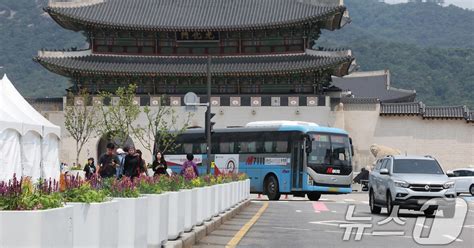 콘크리트 화분 설치된 광화문광장차량 돌진 대비