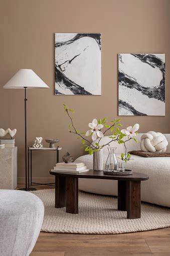 모형 포스터 프레임 나무 커피 테이블 부클 소파 원형 카펫 세련된 램프 조각품 목련이 있는 꽃병 개인 액세서리가 있는 봄 거실 인테리어 가정 장식 템플렛 0명에 대한 스톡