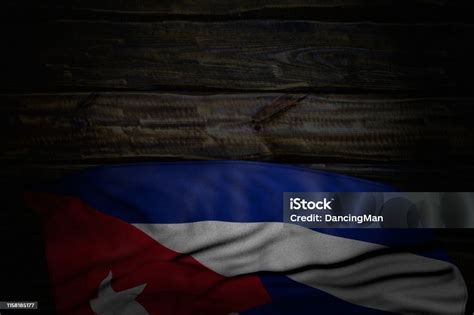 멋진 국가 휴일 플래그 3d 그림 텍스트에 대한 빈 장소와 오래된 나무에 큰 주름 쿠바 플래그의 어두운 이미지 기에 대한 스톡 사진 및 기타 이미지 Istock