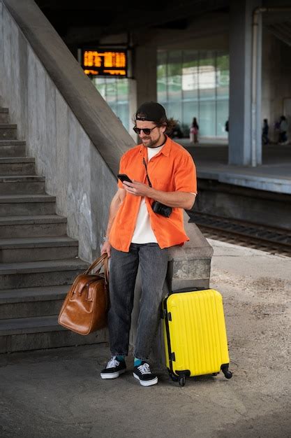 Человек в полный рост путешествующий с багажом Бесплатное фото