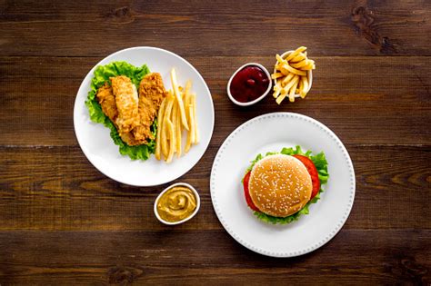 감자 튀김과 프라이드 치킨 오버헤드 뷰를 곁들인 버거와 감자 튀김 0명에 대한 스톡 사진 및 기타 이미지 0명 감자 요리 건강에 좋지 않은 음식 Istock