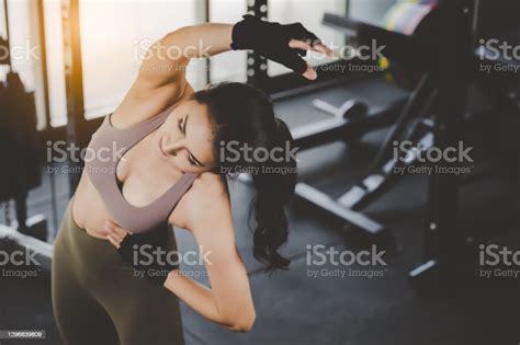 행복 한 스포츠 여자 스트레칭 팔 또는 행복과 미소 얼굴 얼굴 얼굴 하기 전에 체육관에서 워밍업 피트니스 센터에서 좋은 모양과 사랑 운동 젊은 레이디 착용 스포츠웨어 35