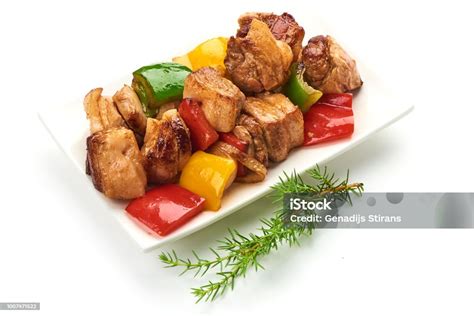 흰색 배경에 고립 된 접시에 야채와 함께 구운된 바베 큐의 조각 클로즈업 갑에 대한 스톡 사진 및 기타 이미지 갑 고기 굽기 Istock