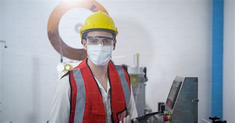 품질 관리qc 엔지니어 모니터링 및 제조 공장의 기계 시스템 점검 사진 Unsplash의 경위 이미지