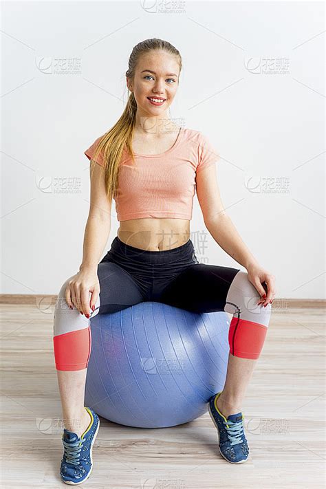 健身房里的女孩