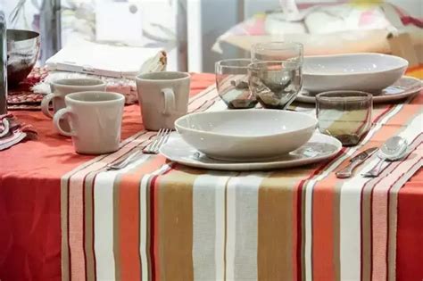 Досвідчені господині розповіли як вивести старі плями зі скатертини Prostoway