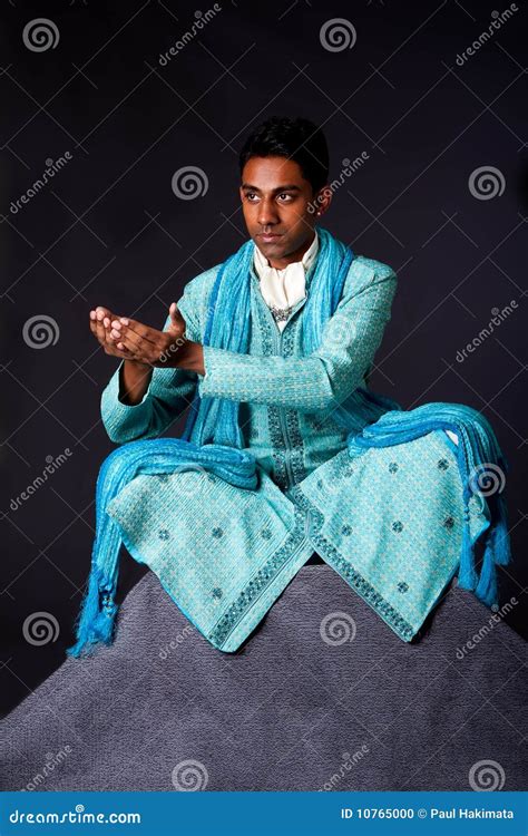 Homme Indou S Asseyant En Position De Lotus Photo Stock Image Du
