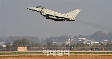 포토 이륙하는 영국 유로파이터 타이푼