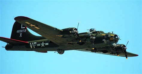 美 에어쇼서 전투기 2대 비행중 충돌거대한 불기둥 치솟아