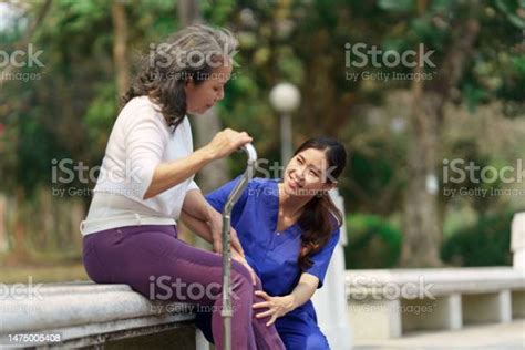 의료 간호사 야외에서 노인 여성과 물리 치료 간호사가 손을 잡고 노인 여성을 돕습니다 간호사에 대한 스톡 사진 및 기타 이미지 간호사 간호조무사 건강관리와 의술