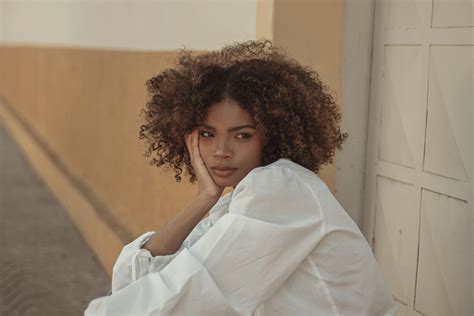 집 밖의 가을 개성 개인 스타일 거리 스타일 거리 패션 곱슬머리 남아메리카 도시 경관 도시 패션 도시의 삶 따뜻한 음색 문화 다양성 민족의 아름다움