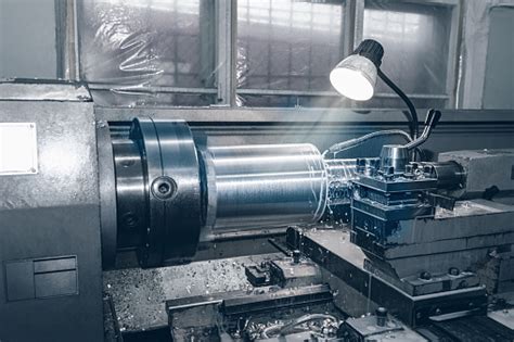 지난 세기 중반에 만들어진 오래된 금속 가공 기계는 여전히 양호한 상태입니다 위기와 침체의 시대에 오래된 기술의 사용 기계축에 대한 스톡 사진 및 기타 이미지 Istock