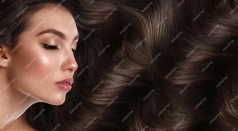 Hermosa Chica De Cabello Castaño Con Un Cabello Perfectamente Rizado Y