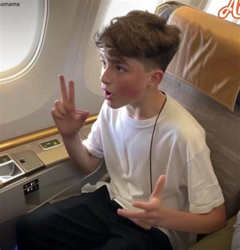 Robin Uk ИЗБЛАЖЕННЫЙ БОГАТЫЙ МАЛЬЧИК ИЗДЕВАЕТСЯ НАД БОРТПРОВОДНИЦЕЙ