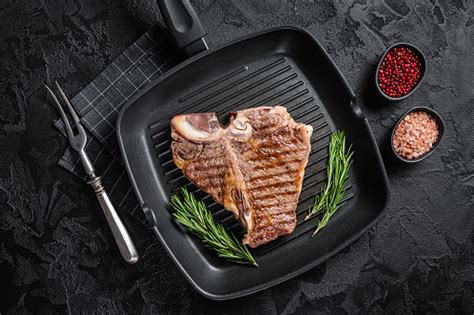 그릴 프라이팬 T 뼈 포터 하우스 쇠고기 고기 스테이크에 튀김 검은 색 배경 위쪽 보기 Entrecôte에 대한 스톡 사진 및 기타 이미지 Entrecôte