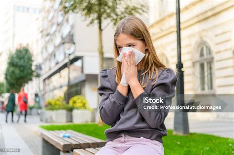 아픈 어린 소녀는 독감 바이러스와 높은 온도를 잡았다 소녀에 대한 스톡 사진 및 기타 이미지 소녀 코 코 풀기 Istock