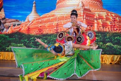 ງານລ້ຽງຄ່ຳຄືນວັນໄວ້ພະຈັນ ເທສະການກາງລະດູໃບໄມ້ຫລົ່ນ