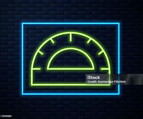 벽돌 벽 배경에 격리 된 도 아이콘을 측정하기위한 빛나는 네온 라인 Protractor 그리드 기울기 각도 미터 측정 도구 기하학적 기호 벡터 각도에 대한 스톡 벡터 아트