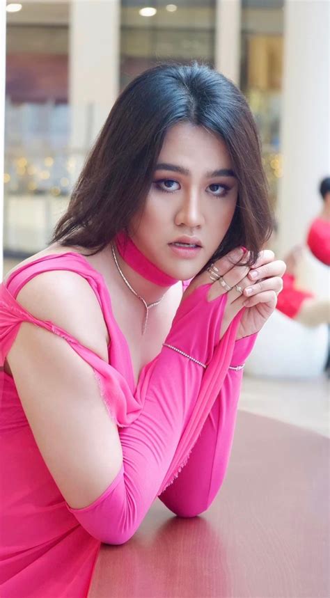 រាសីឡេីងស្រឺត កក្កដា សុភ័ណ្ឌ ទិញឡានថ្មី យ៉ាងប្រណីតមួយគ្រឿង Khmerload Cambodia Latest News