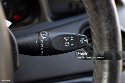 현대 자동차 자동차 인테리어에서 윈드 스크린 와이퍼 제어 조정 레버 스위치 0명에 대한 스톡 사진 및 기타 이미지 0명