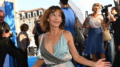 Sophie Marceau Dans Une Robe Décolletée Elle évite De Peu Laccident