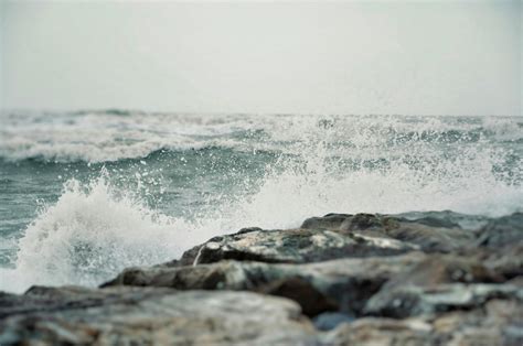 강력한 거친 바다 거품 파도 광야 길들이지 않는 난기류의 날씨 눌러 터뜨리는 다이나믹한 모험 물을 튀기다 물이 있는 경치 밀물과 썰물 바다 바다