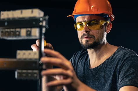 수컷 전기 기술자가 전기 연결 케이블이 있는 배전반에서 작동합니다 30 34세에 대한 스톡 사진 및 기타 이미지 30 34세 건설 산업 검사 보기 Istock