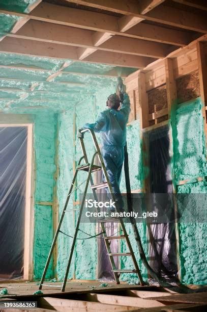 단열재 나무 프레임 하우스를위한 폴리 우레탄 폼을 살포하는 노동자 45 49세에 대한 스톡 사진 및 기타 이미지 45 49세 건설 산업 건설 프레임 Istock