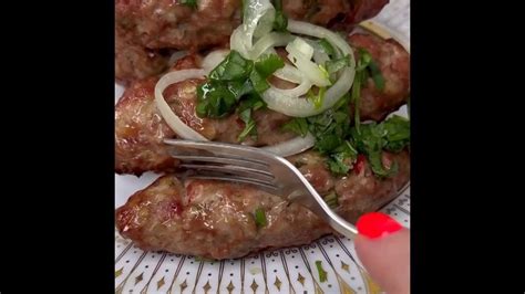- 1 килограмм мясного фарша (я использовал свинину) - 2 луковицы, мелко ...