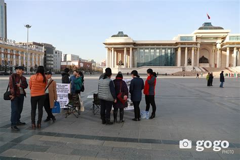 Б Болороо Нөхрийнхөө амиа алдсан хэргийг үнэн зөв шийдүүлэхийн тулд суулт зарлаж байна