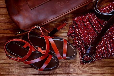 플랫이 하다 여자의 여름 캐주얼 옷의 가죽 액세서리 나무 배경 0명에 대한 스톡 사진 및 기타 이미지 0명 가방 가죽 Istock