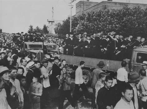 Жители города в Маньчжурии приветствуют моряков Амурской военной ...