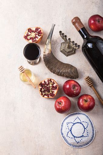 로쉬 하샤나 유대인 새해 휴가 개념 전통적인 상징 꿀 항아리와 석류와 쇼파 뿔이 있는 신선한 사과가 참수 배경에 있습니다 텍스트공간을 복사합니다 위에서 보기 유대교 신년제에