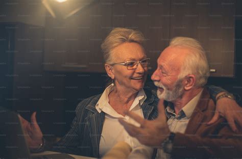 행복은 중요한 것입니다 시니어 행복한 커플 사진 Unsplash의 시니어 커플 이미지