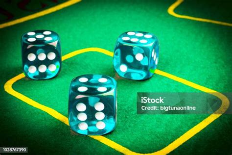 위험 개념녹색 게임 테이블에 주사위를 재생 주사위 게임을 재생 블루 카지노 주사위 롤 비즈니스 위험에 대 한 주사위 개념 기회 좋은 행운을 압 연 또는 도박 크랩스에 대한