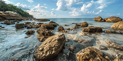 물과 구름이 있는 바위 해변 고요한 해안선 맑음 바위 해변 물 구름 배경 일러스트 및 사진 무료 다운로드 Pngtree