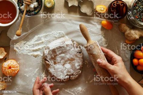 갈색 배경에 다른 형태로 크리스마스 진저 브레드를 만드는 집 쿠키 반죽에 절삭 스타 모양을 들고 손 경관에 대한 스톡 사진 및 기타 이미지 Istock