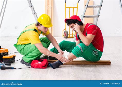 Trabajador Herido Y Su Compa Ero De Trabajo Foto De Archivo Imagen De Pierna Primero