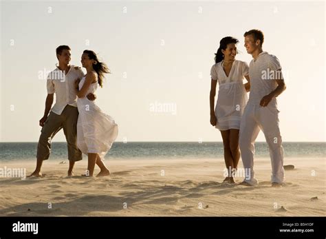 Zwei Paare Am Strand Stockfotografie Alamy