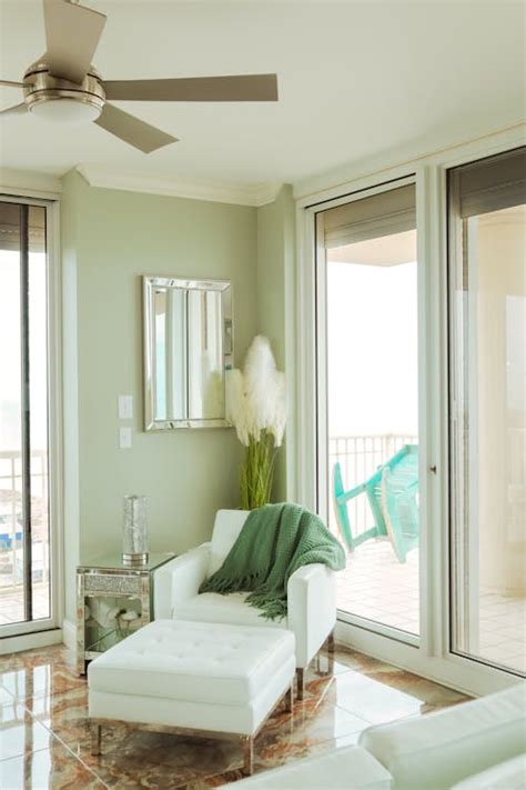 가구 가벼운 가죽 갈색 건축 고요한 깨끗한 단순한 디자인 라운지 매우 복잡한 미니멀리스트 바닥 방 비어 있는 빈 스타일 실내 싱글 의자