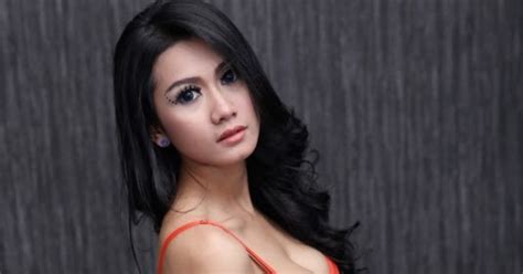 Model Artis Hot Sexy Full Foto Hot Kemolekan Tubuh Seksi Nuri Eka