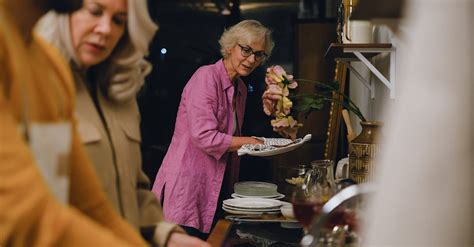 가정 생활 가정용 부엌 가족 모임 가족 시간 고위 여성 국내 세부 사항 국내 작업 그룹 활동 꽃병 노인 다세대 단란함 따뜻한 조명 라이프스타일 밤