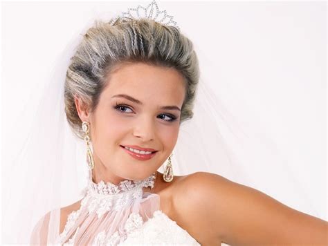 15 Trendsetting Bridal Hairstyles For Grey Hair In 2024