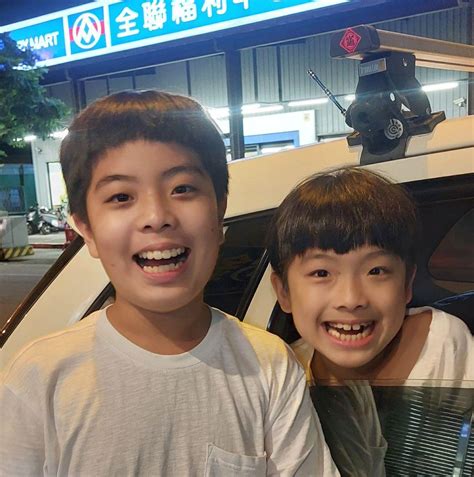 曦璐 生活本來就是一地鷄毛 看你是多點樂觀還是悲觀 就像風箏 你拽的緊了 也會突然失去 所以張弛有度 才是人生該學會的 不是我不聯絡 是你