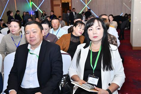 Аж үйлдвэр эрдэс баялгийн сайд Ц Туваан Бичил уурхайгаар ашигт малтмал олборлох журмыг